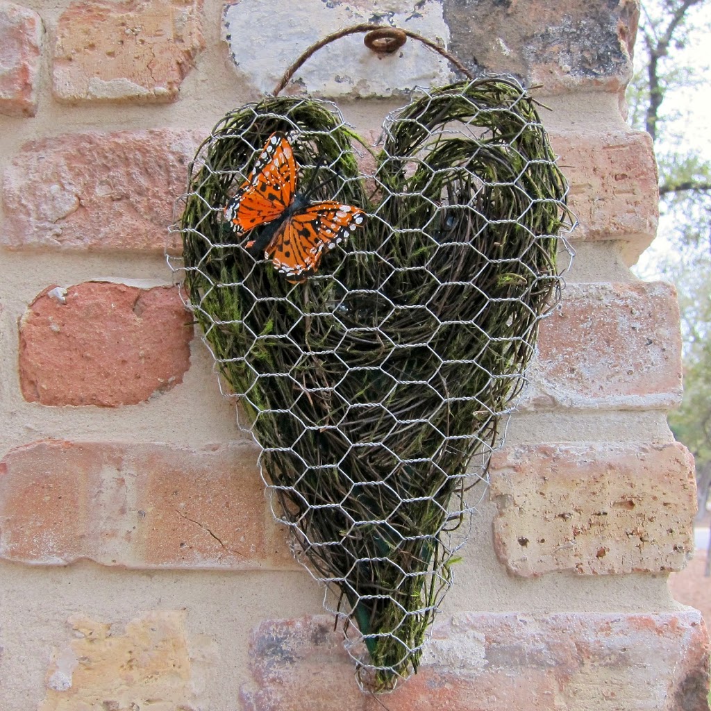 Wall decor: Chicken Wire Heart - Morena's Corner