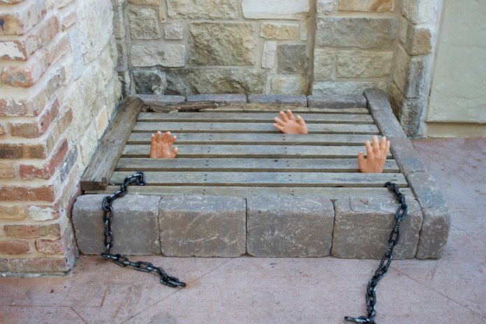 DIY Halloween Underground Dungeon - Morena's Corner