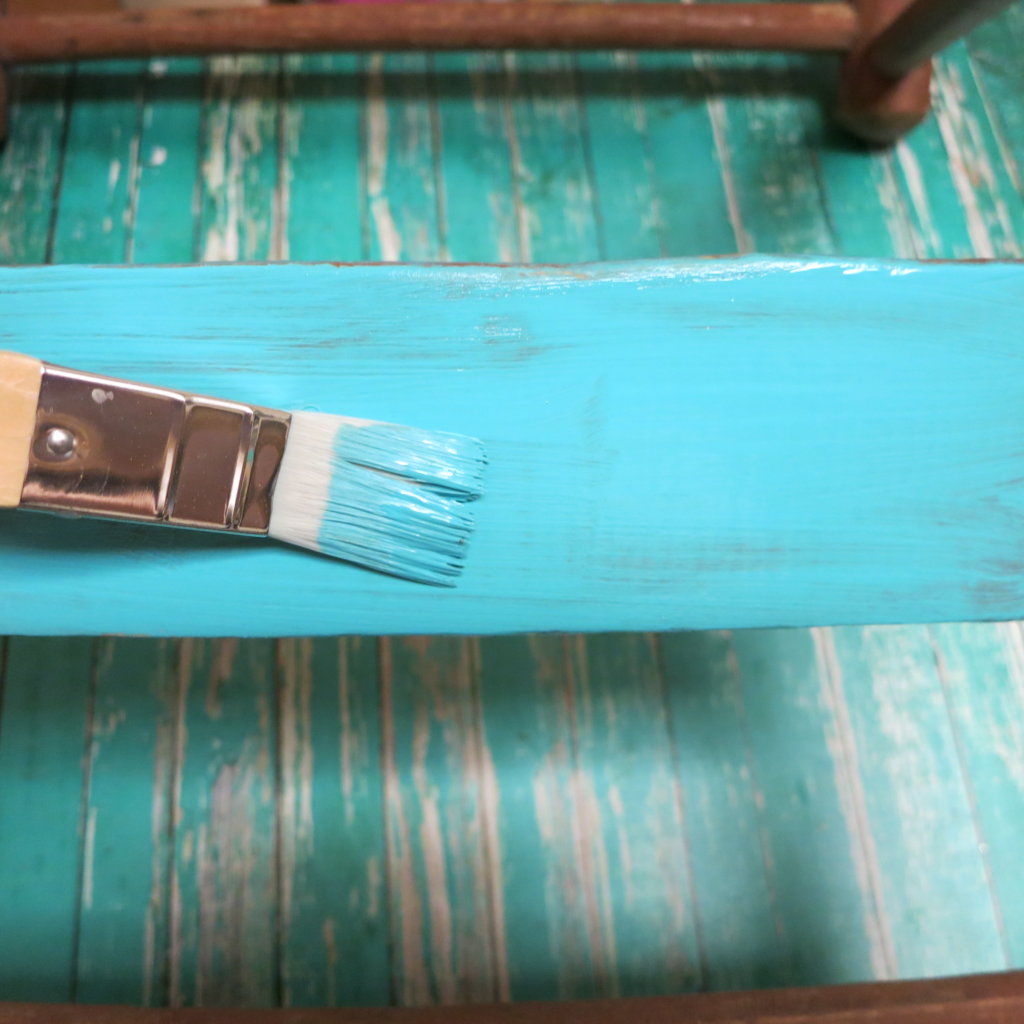 Chair Shelf Tutorial: Bathroom Decor to DIY - Morena's Corner