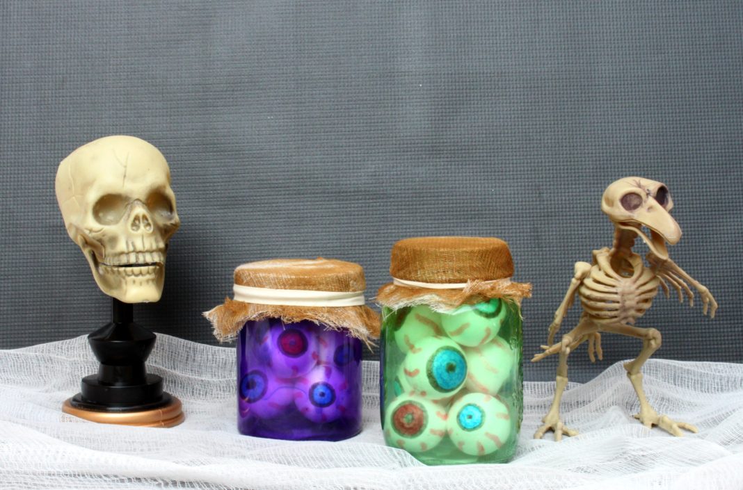 Fake Eyeballs DIY Decor for Halloween - Morena's Corner