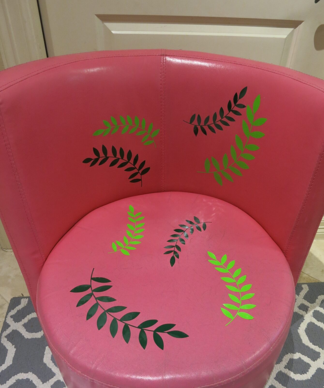Vinyl Toucan Chair Tutorial: Fun Summer Seat - Morena's Corner