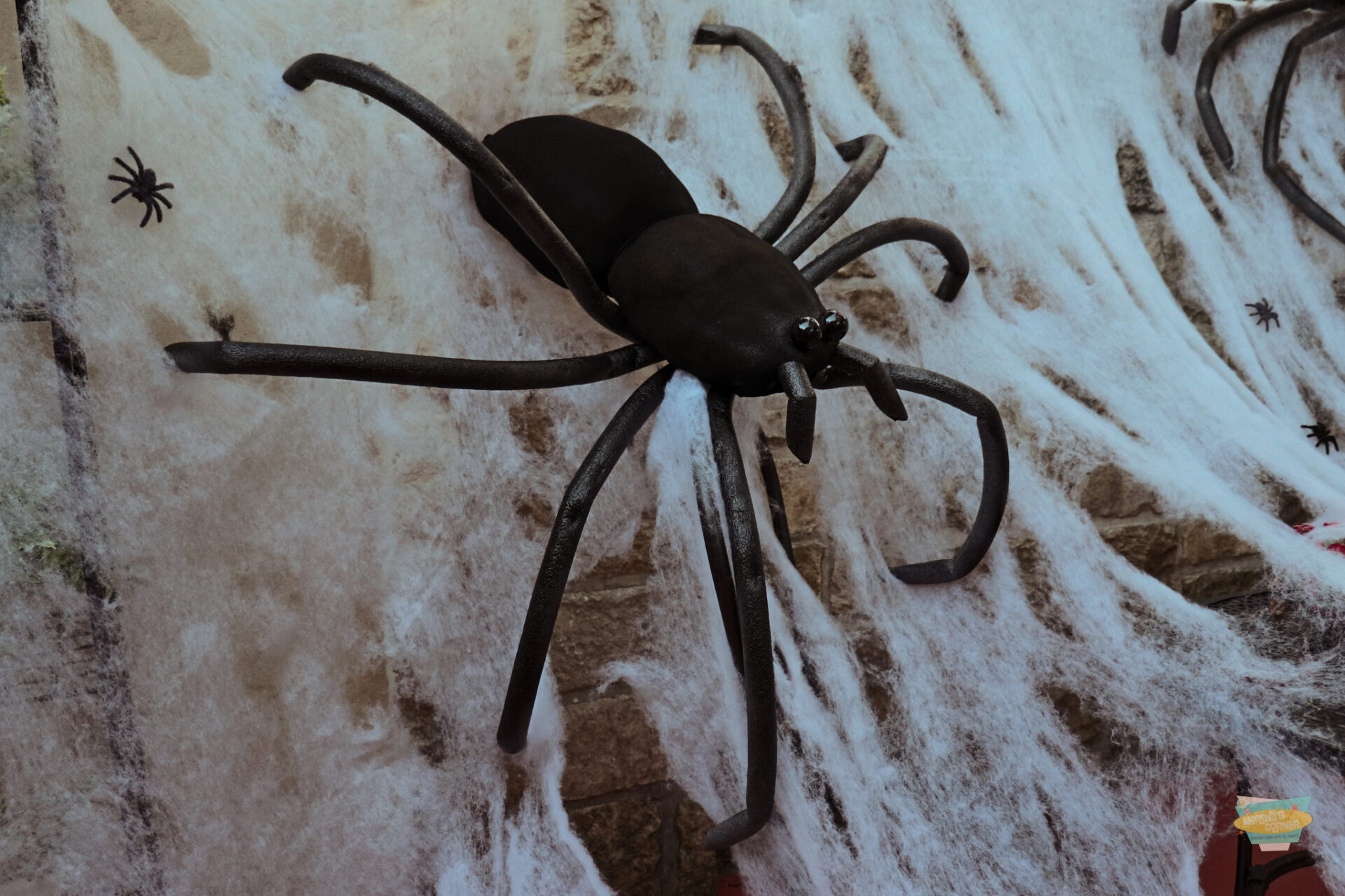 Make Giant Spiders: DIY Halloween Decor - Morena's Corner